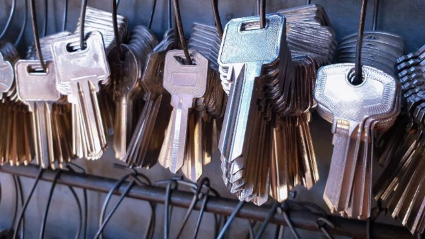 The Magic Key Service(Key Cutting & Remotes) in Al Bada', Dubai - HiDubai