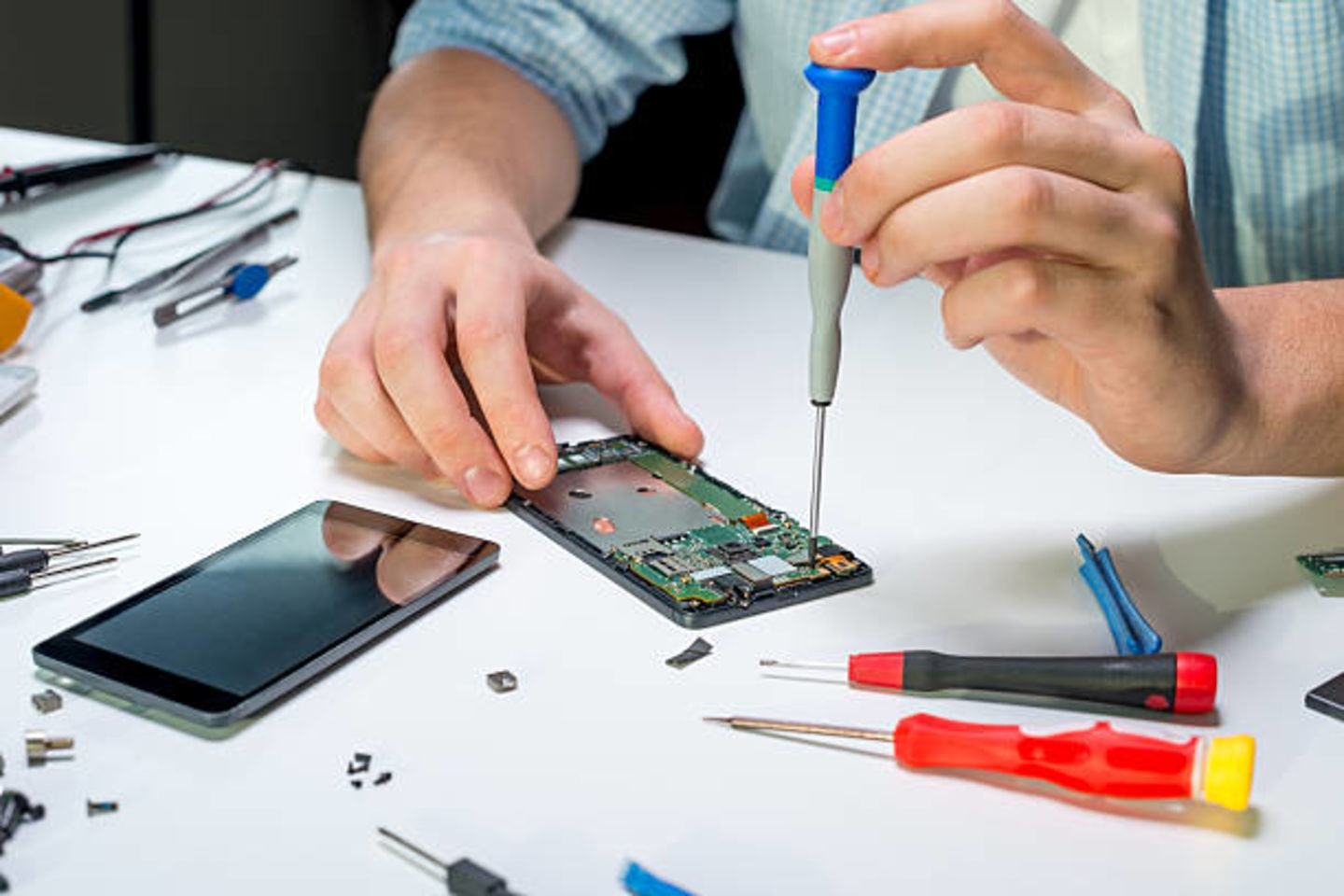 Aplus Phone Reparing(Consumer Electronics) in Al Barsha 1, Dubai - HiDubai