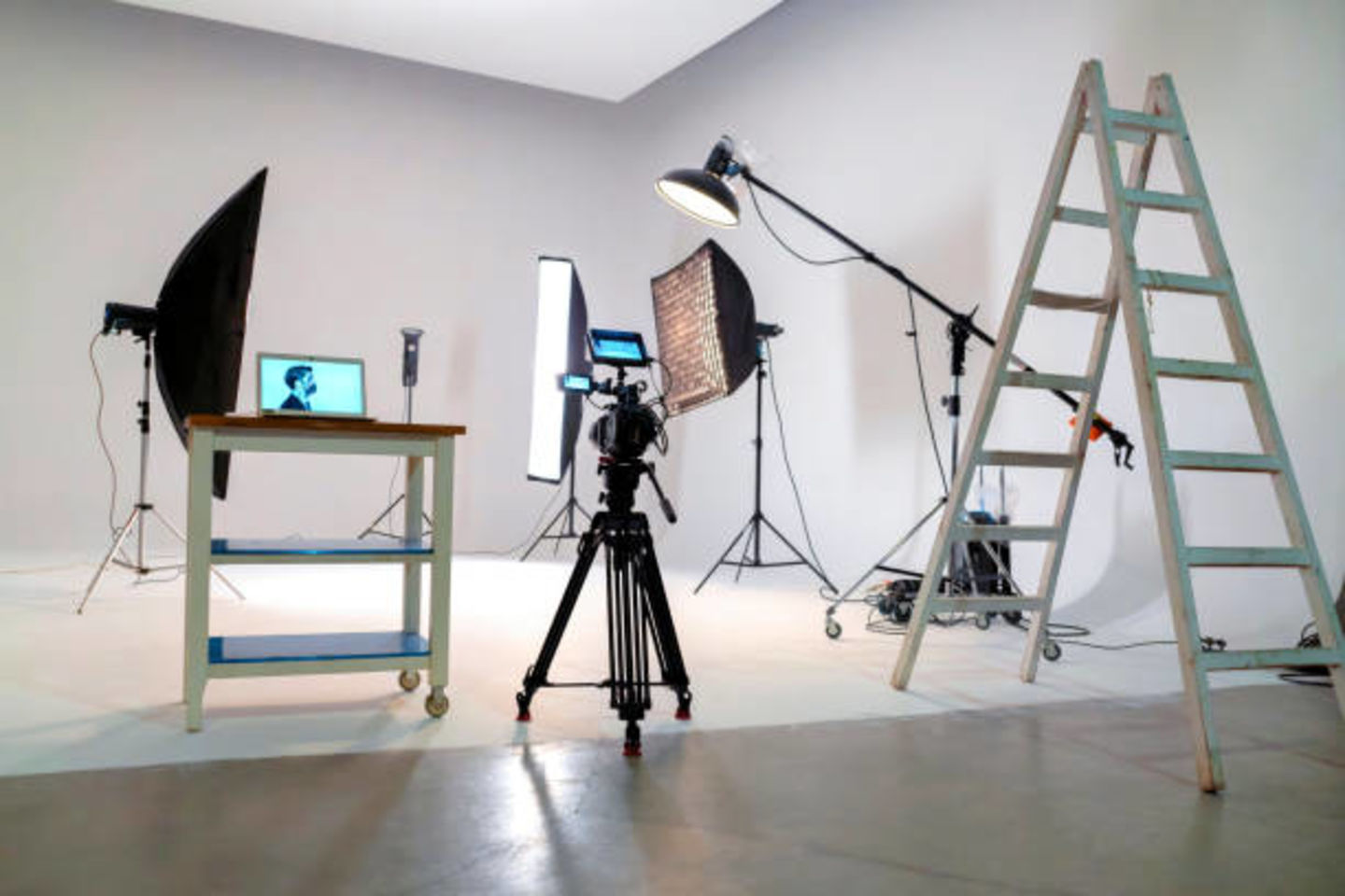 Pisa Photo Studio(Art & Photography Services) in Al Quoz Industrial 4 ...