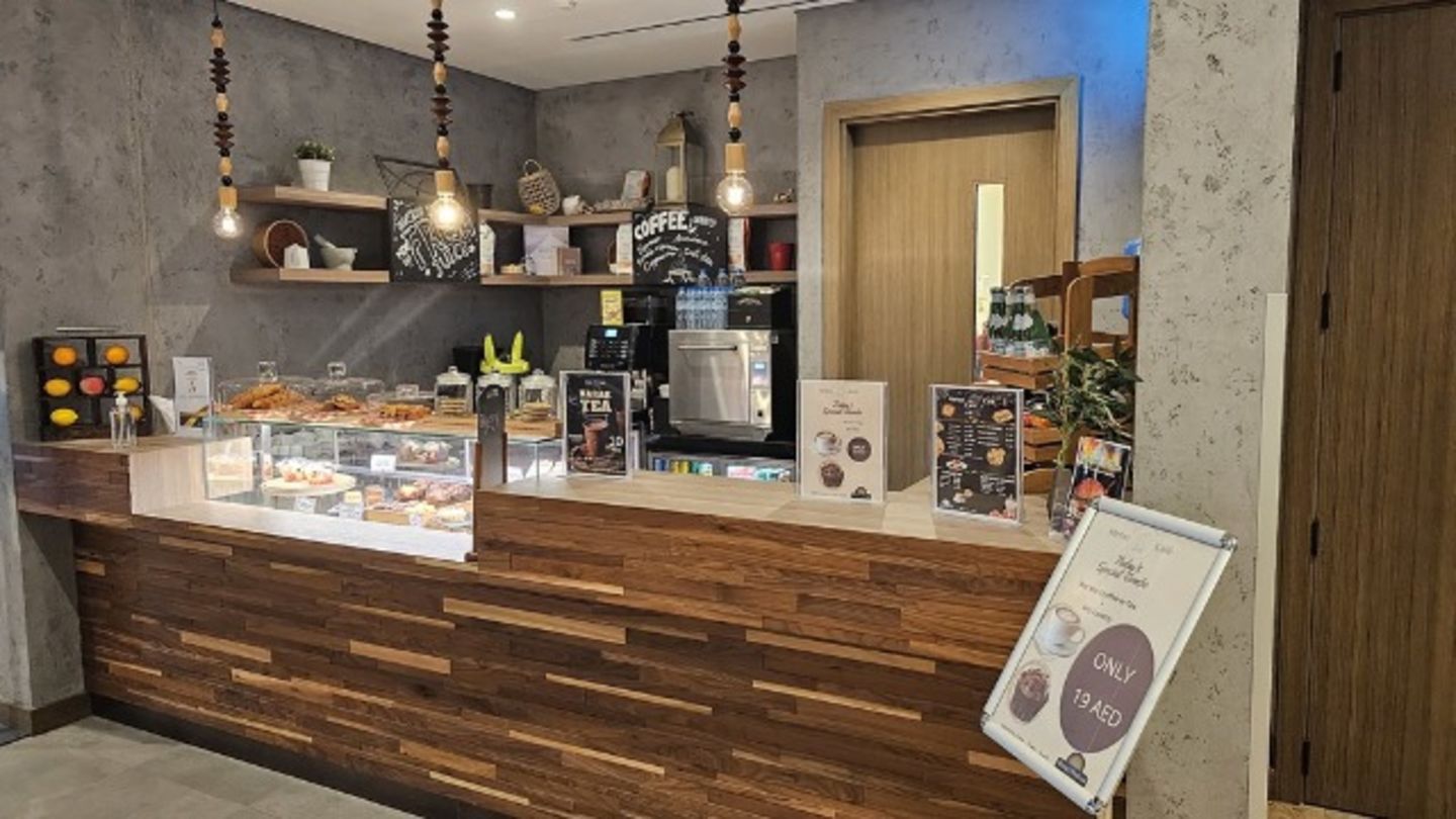 Metro Cafe(Coffee Shops) in Corniche Deira, Dubai - HiDubai